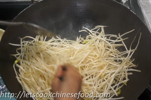 Chinese Recipe : Stir-fried Soybean Sprouts with Beef (中式食譜: 芽菜炒牛肉)